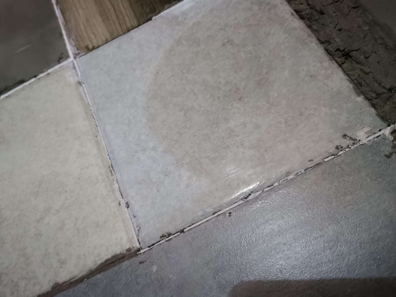 Loose ceramic tiles, falling off, hollow floor tiles, arched edges ...